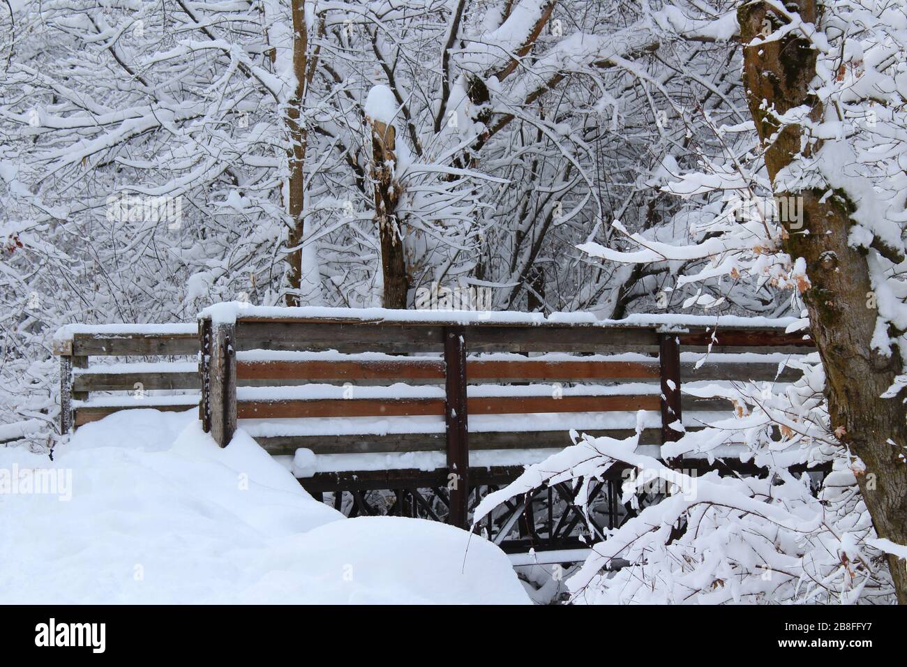 Woodwork bridge hi-res stock photography and images - Alamy