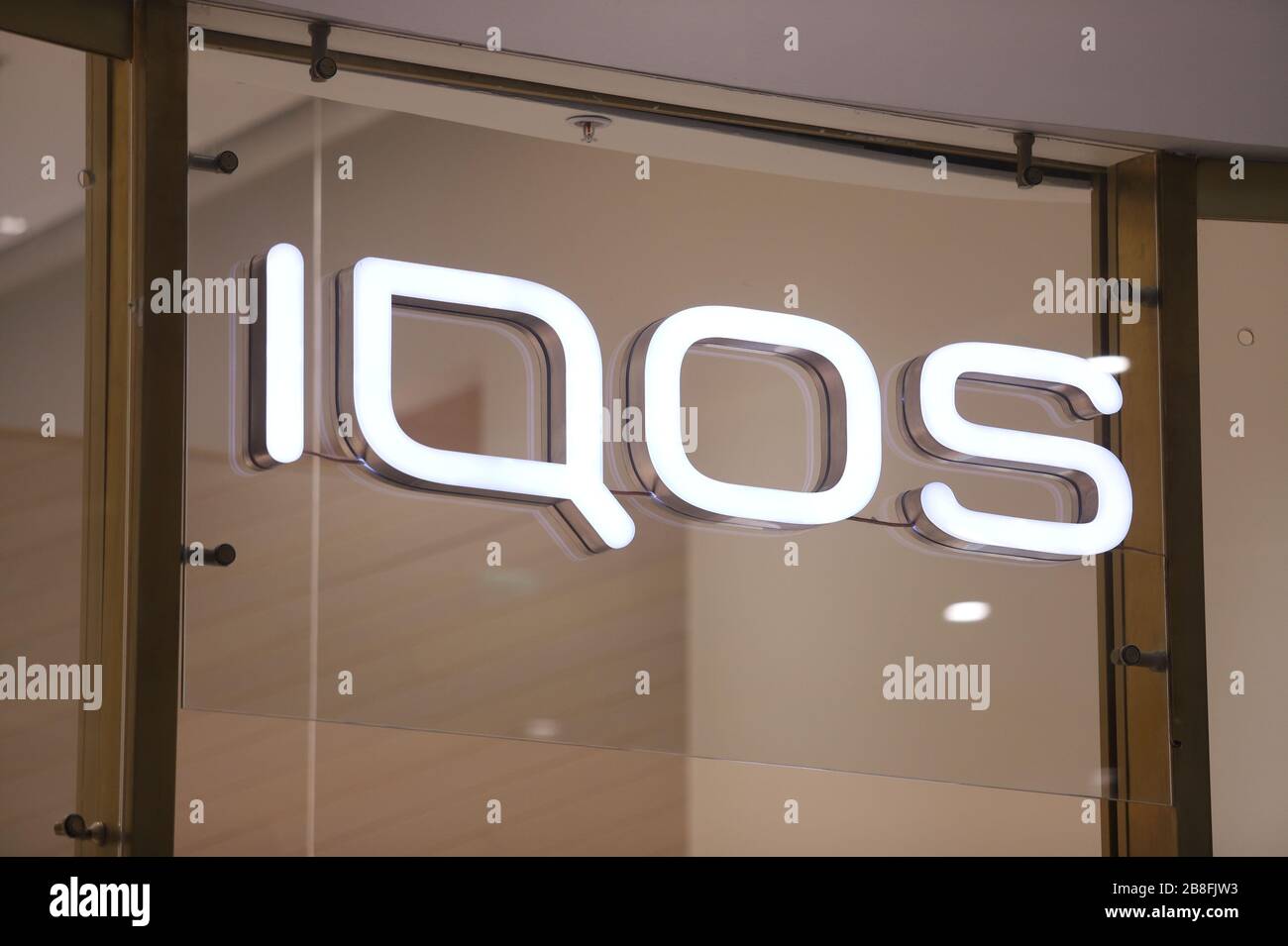 Iqos hi-res stock photography and images - Alamy