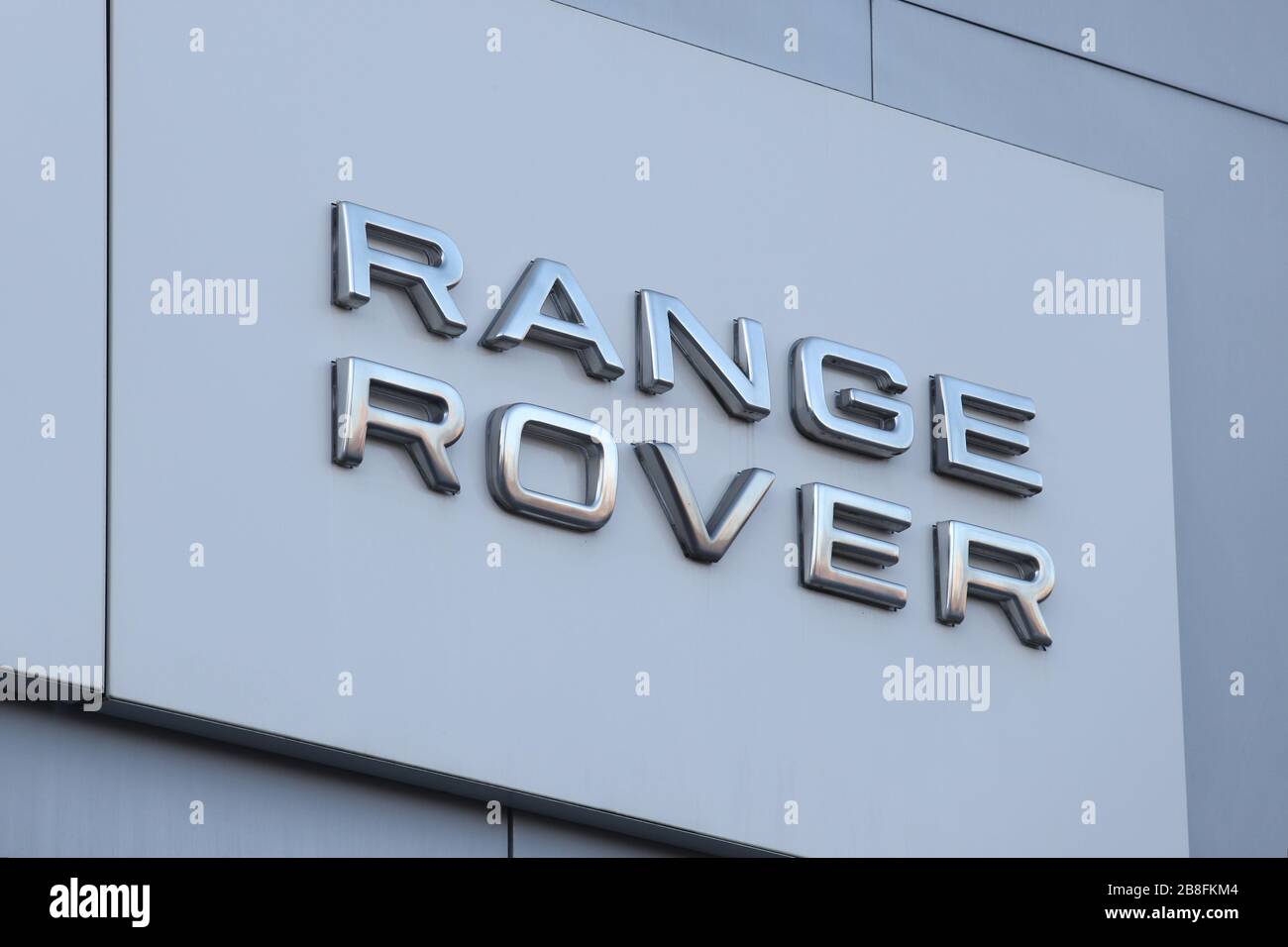 A Range Rover logo seen at the dealer Stock Photo - Alamy