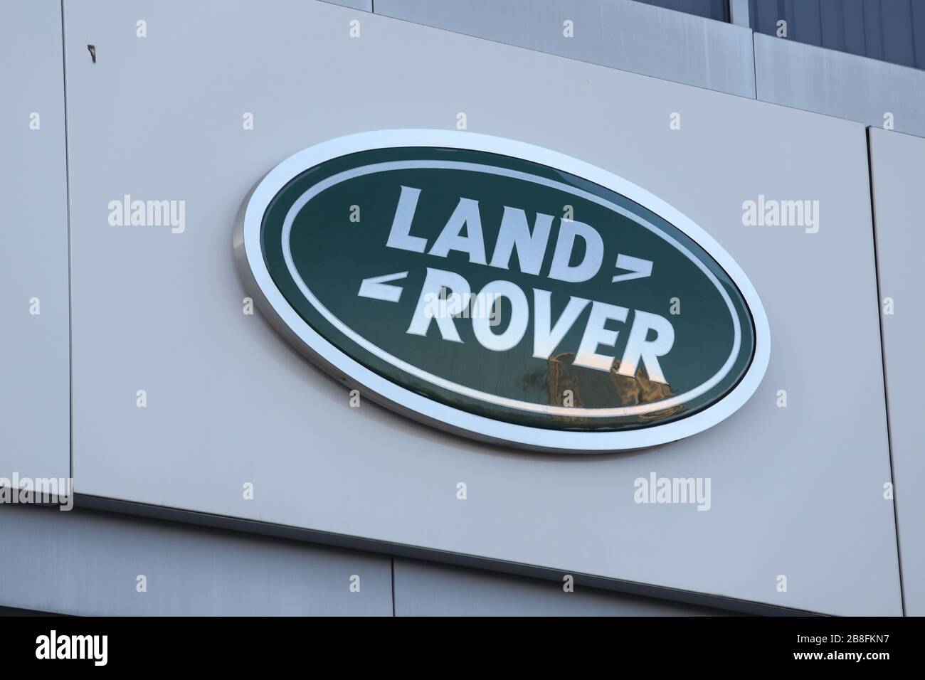 Land rover logo hi-res stock photography and images - Alamy