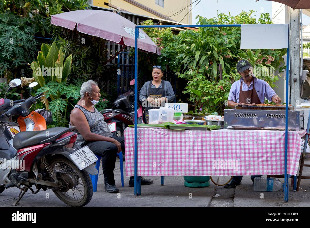 Customer waiting for food outside hi-res stock photography and images ...