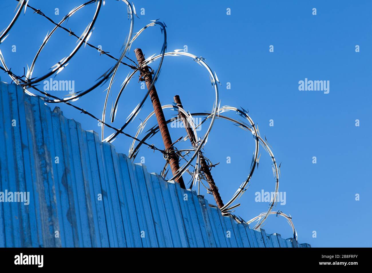 Razor wire fence wall hi-res stock photography and images - Alamy