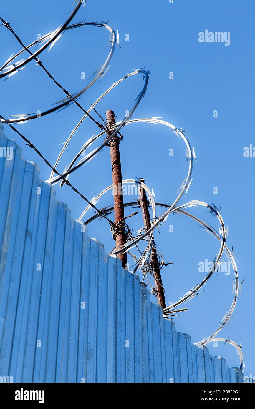 Prison wall razor wire hi-res stock photography and images - Alamy