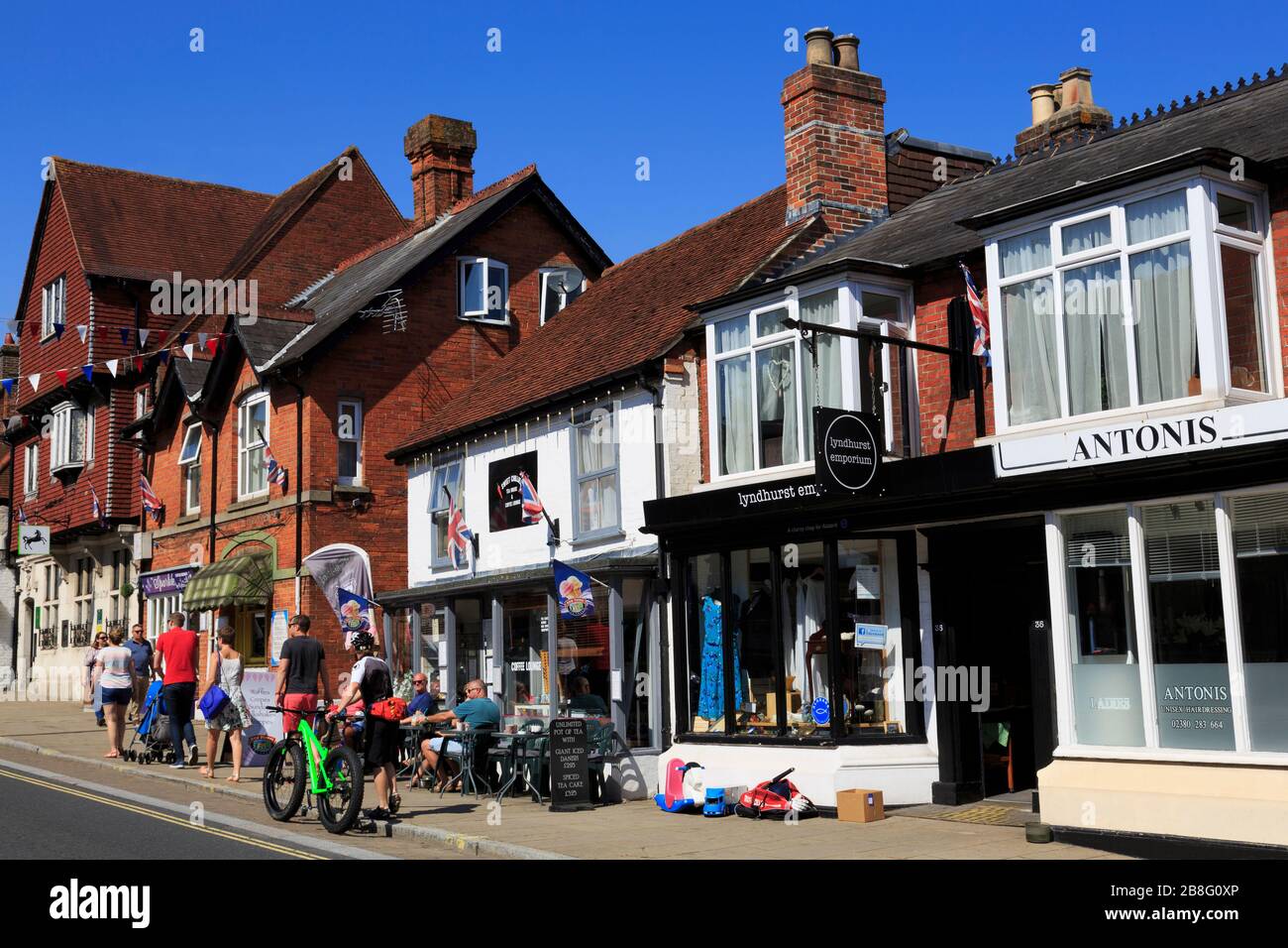 Lyndhurst high street new forest hi-res stock photography and images ...