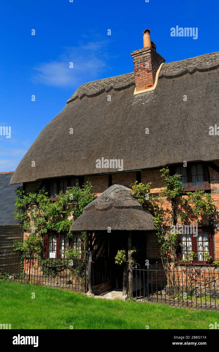 Lyndhurst thatched cottage hi-res stock photography and images - Alamy