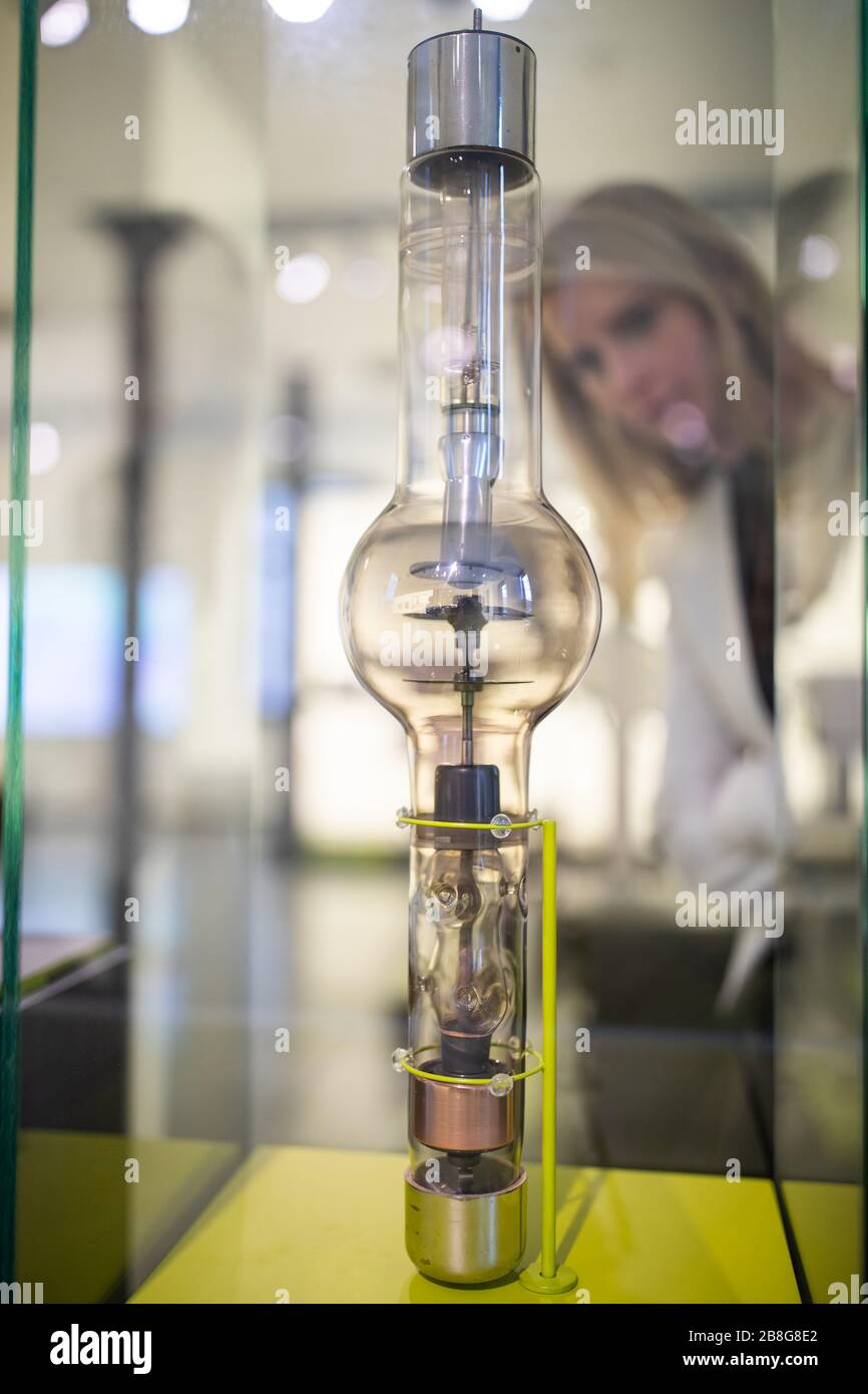 Rotating anode x ray tube hi-res stock photography and images - Alamy