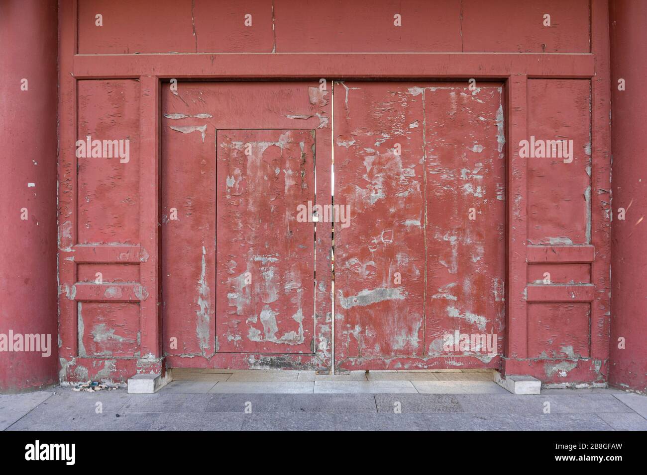 Chinese ancient door, Beijing China Stock Photo - Alamy