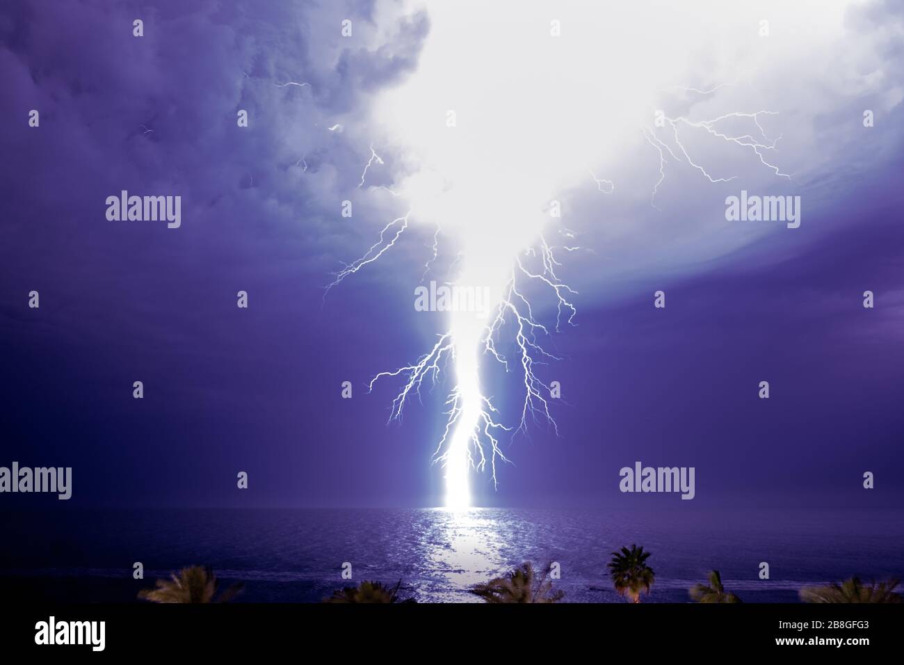 Thunder bolts hi-res stock photography and images - Alamy