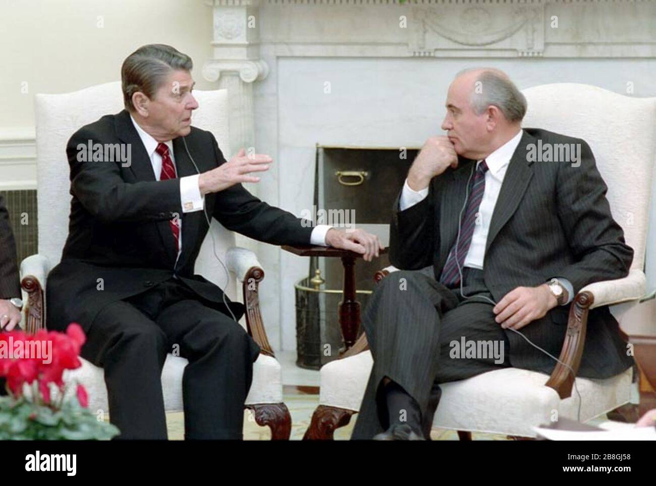 Gorbachev and Reagan 1987-12 Stock Photo - Alamy