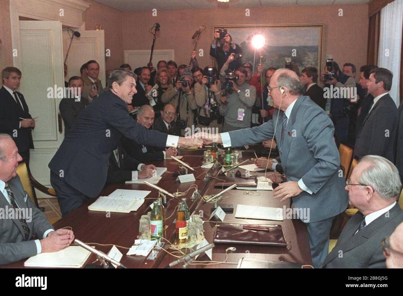 Gorbachev and reagan 1985 hi-res stock photography and images - Alamy