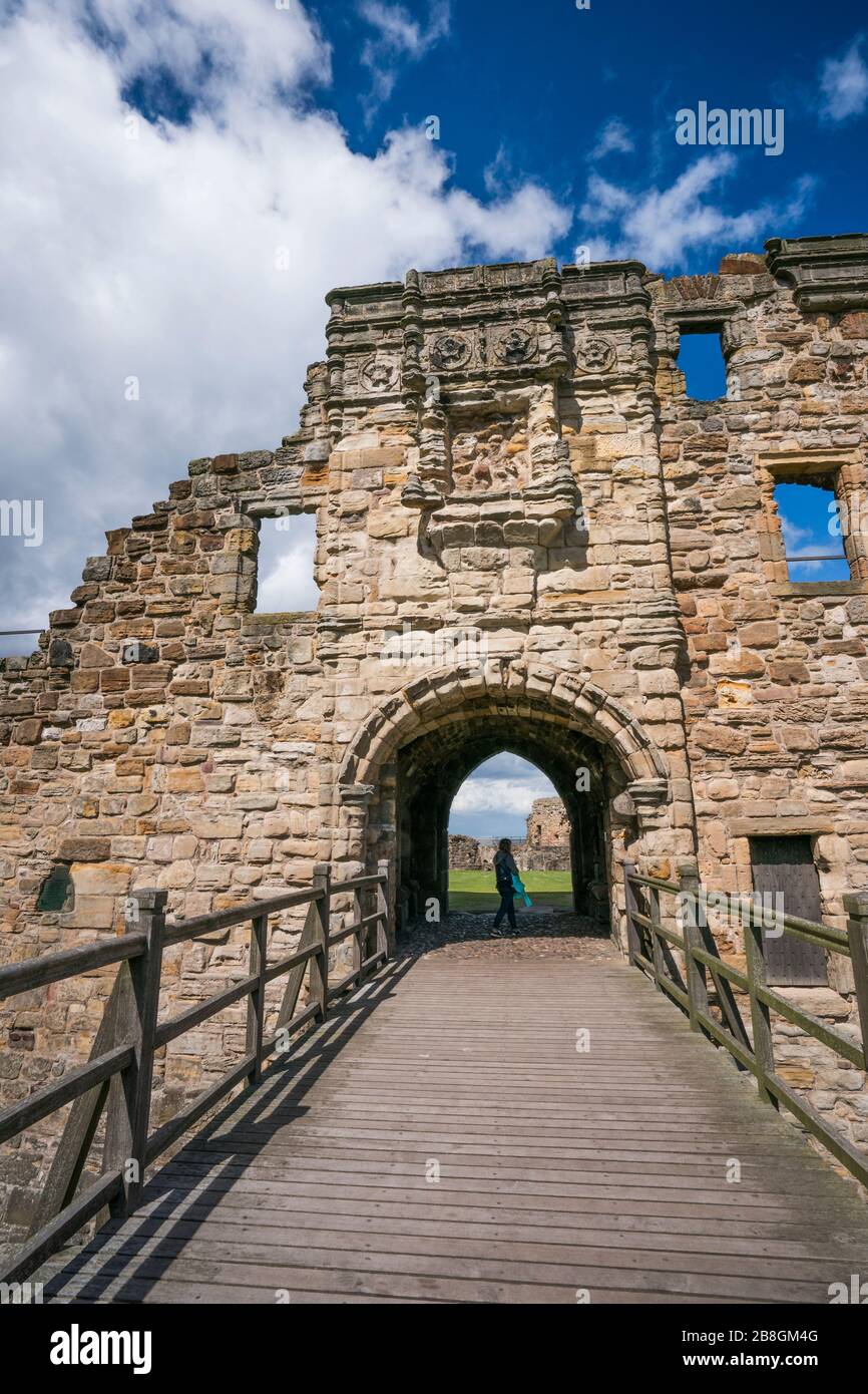 Draw bridge castle entrance hi-res stock photography and images - Alamy