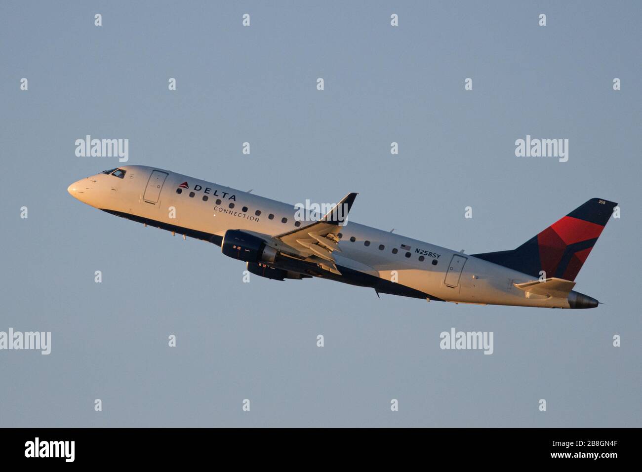 Embraer e175lr hi-res stock photography and images - Alamy