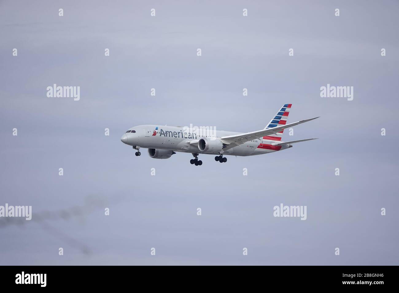 American Airlines Boeing 787-8 Dreamliner aircraft N818AL descending ...