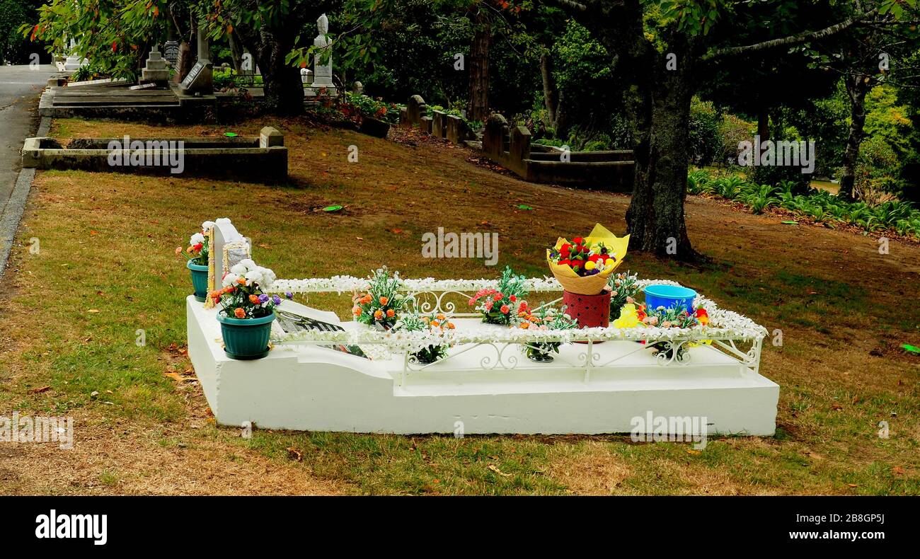 Modern white grave in contrast to grey concrete graves hi-res stock photography and images - Alamy