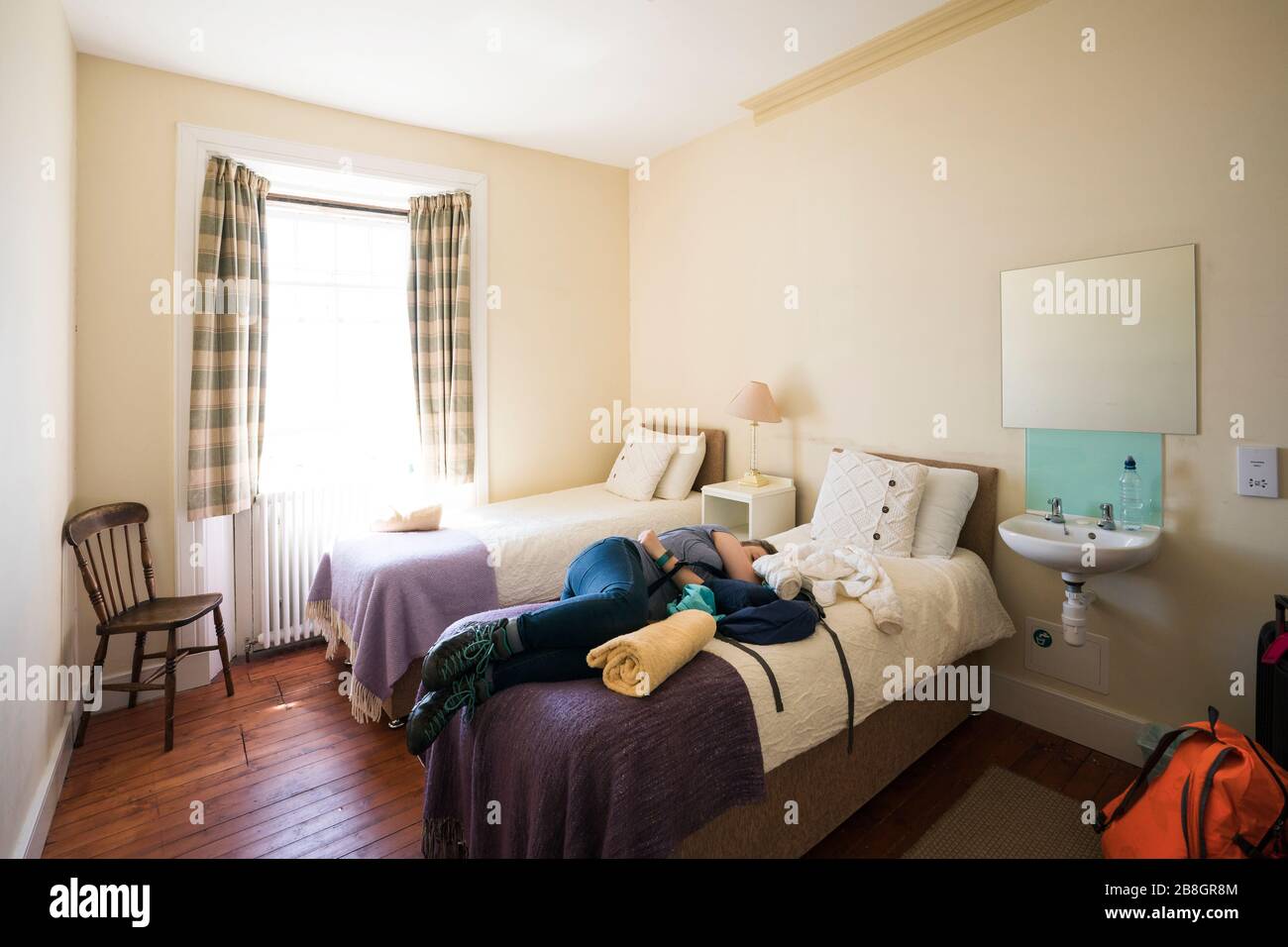 Girl sleeping library hi-res stock photography and images - Alamy