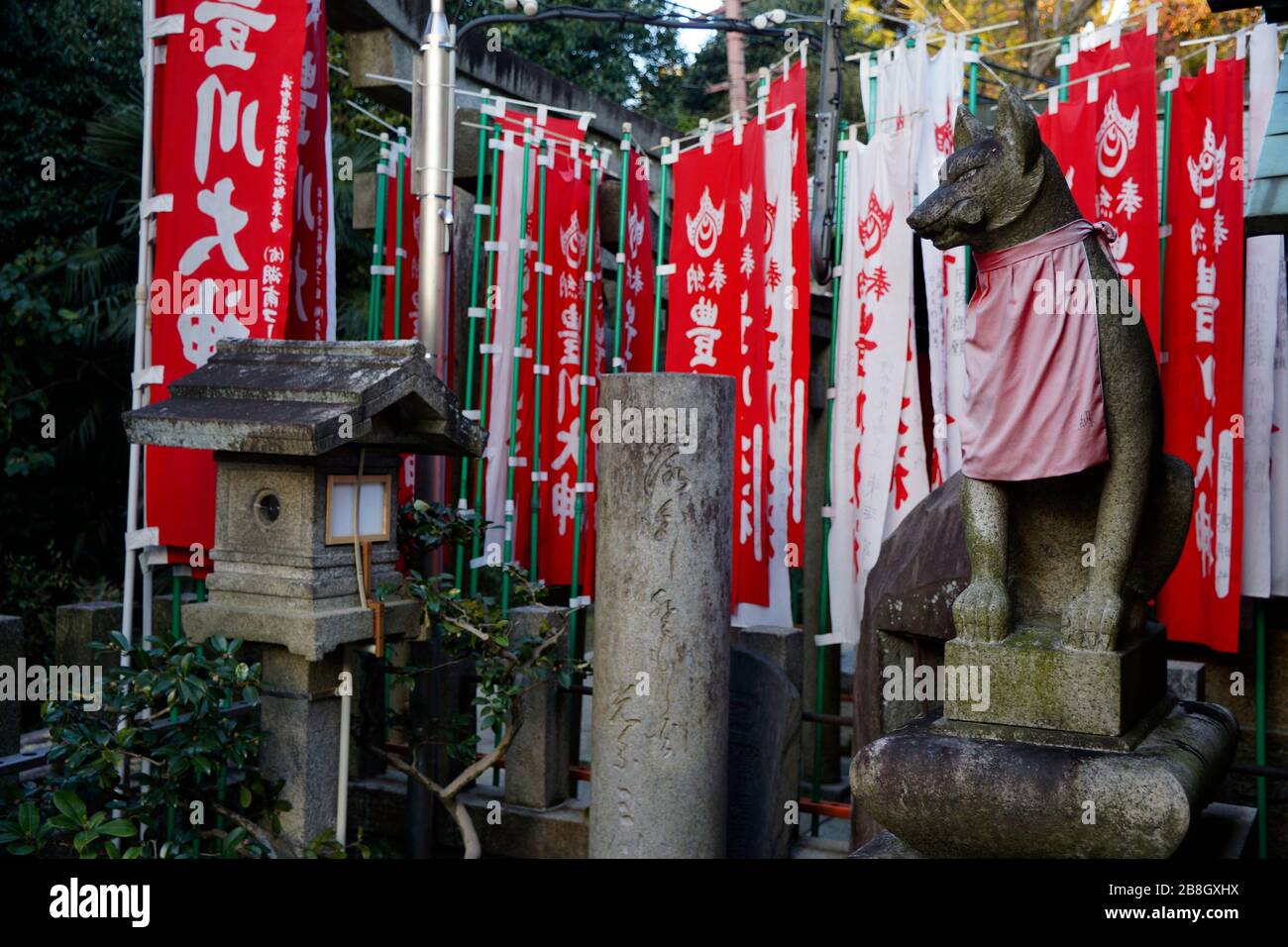Fox statue in Fushimi Inari-taisha shrine in Kyoto Japan Stock Photo ...
