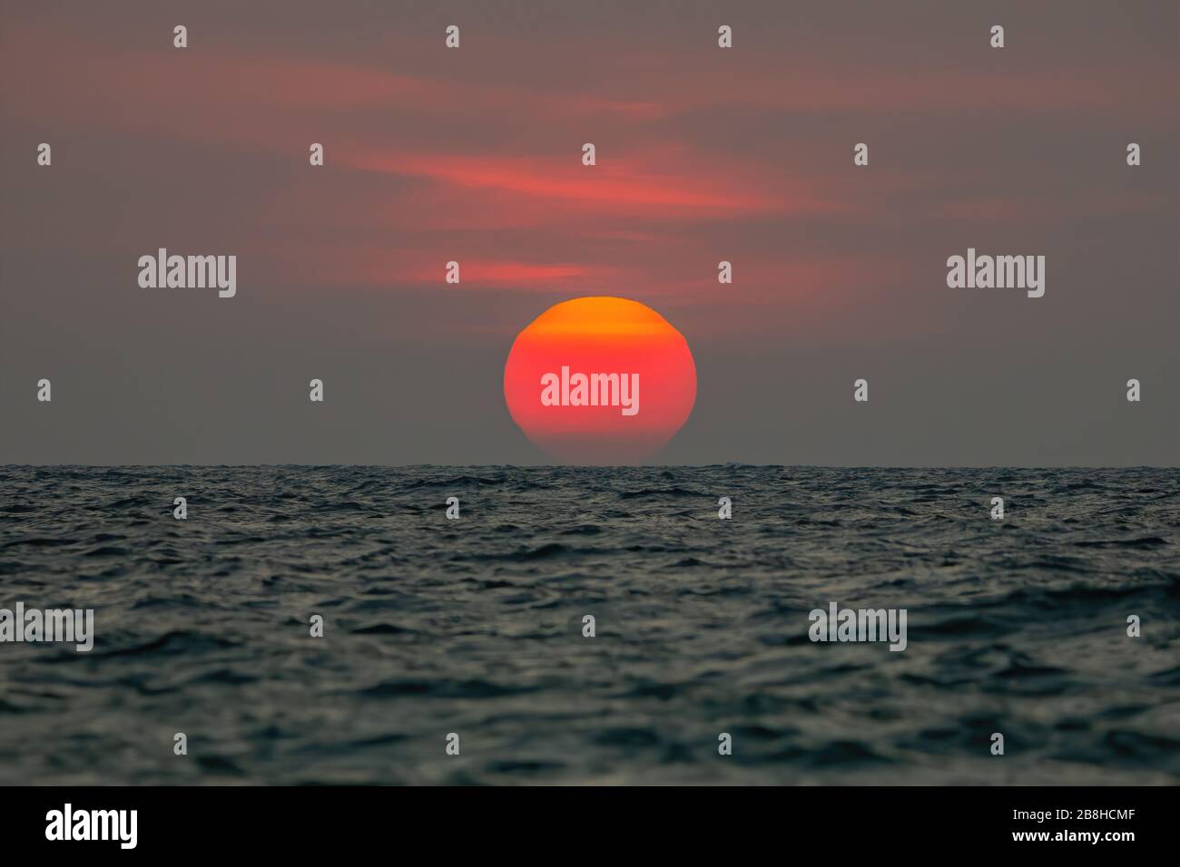 The sun is falling into the sea, the bottom of the sun eccentric ...