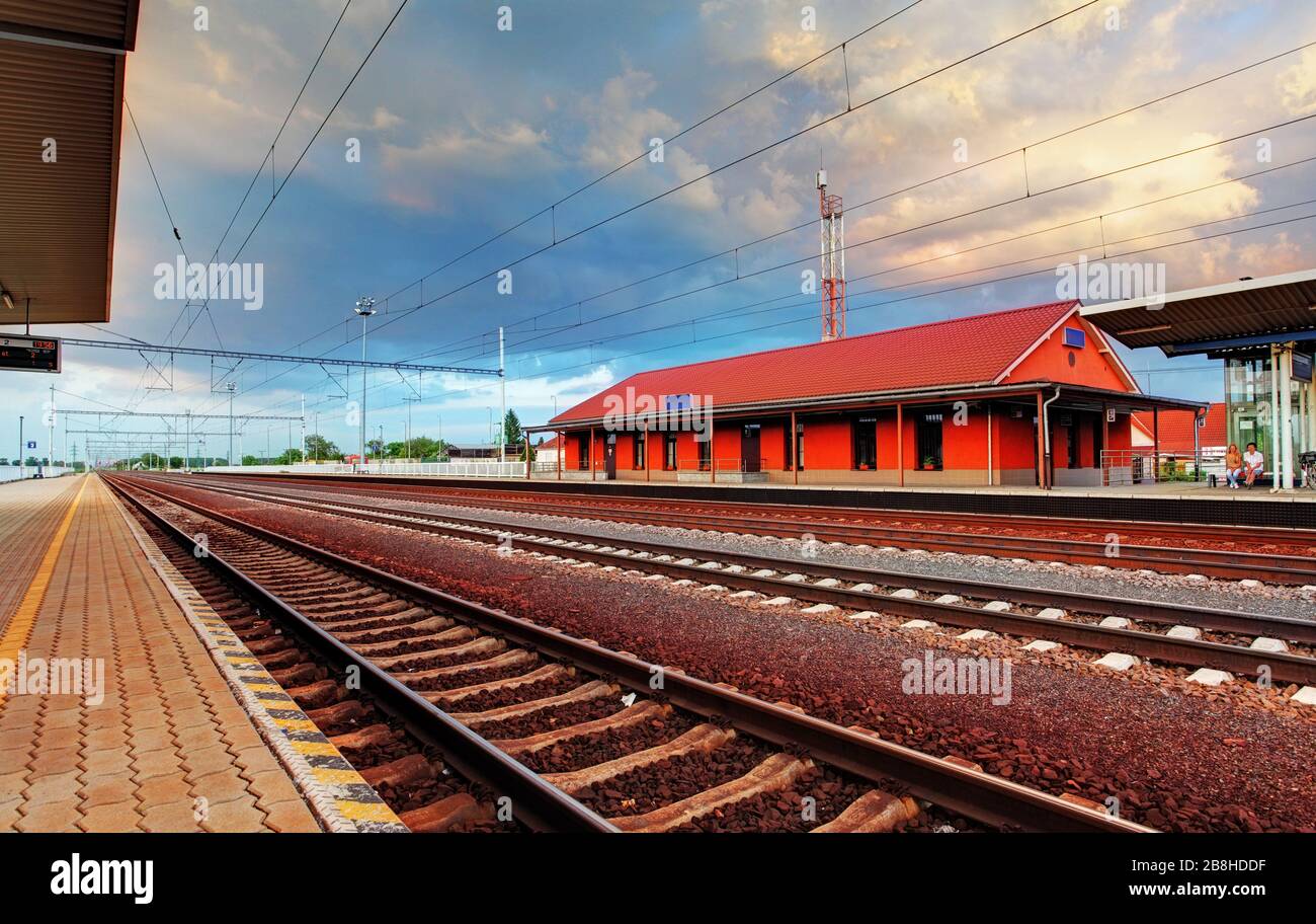 Train station platform Stock Photo - Alamy