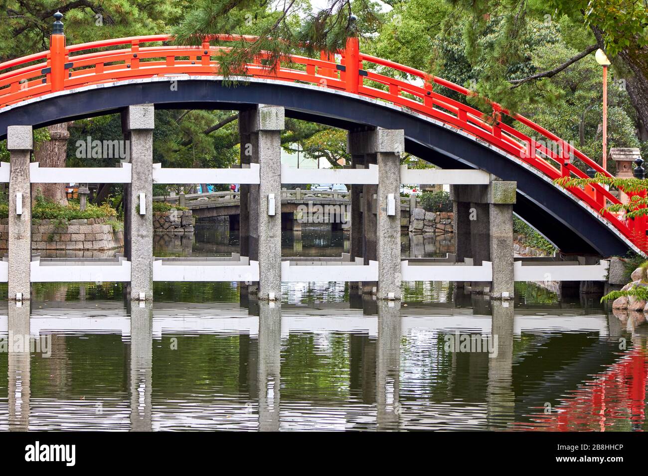 Asian bridge over pond hi-res stock photography and images - Alamy