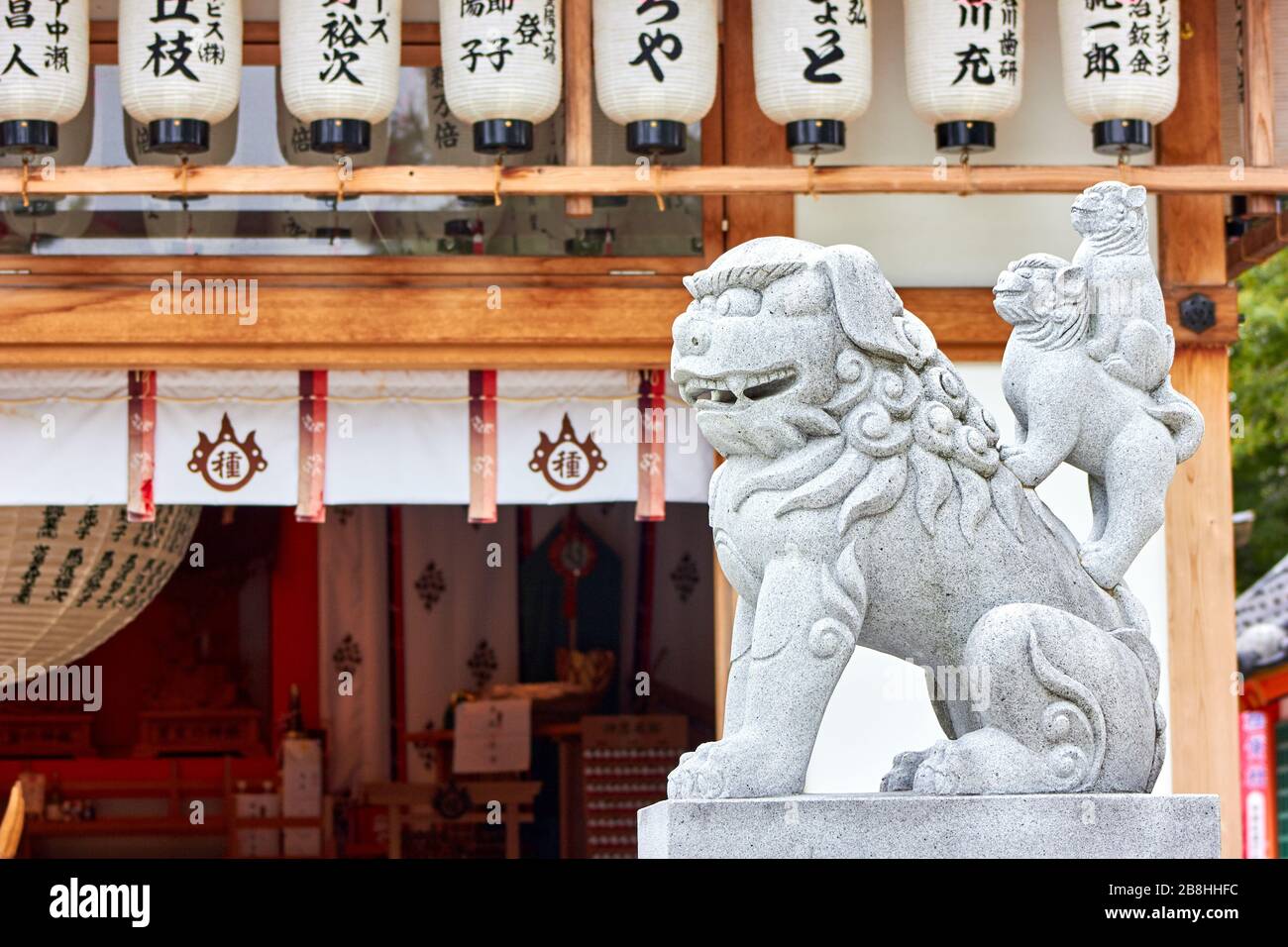Statue of lion with two more lions on his back Stock Photo - Alamy