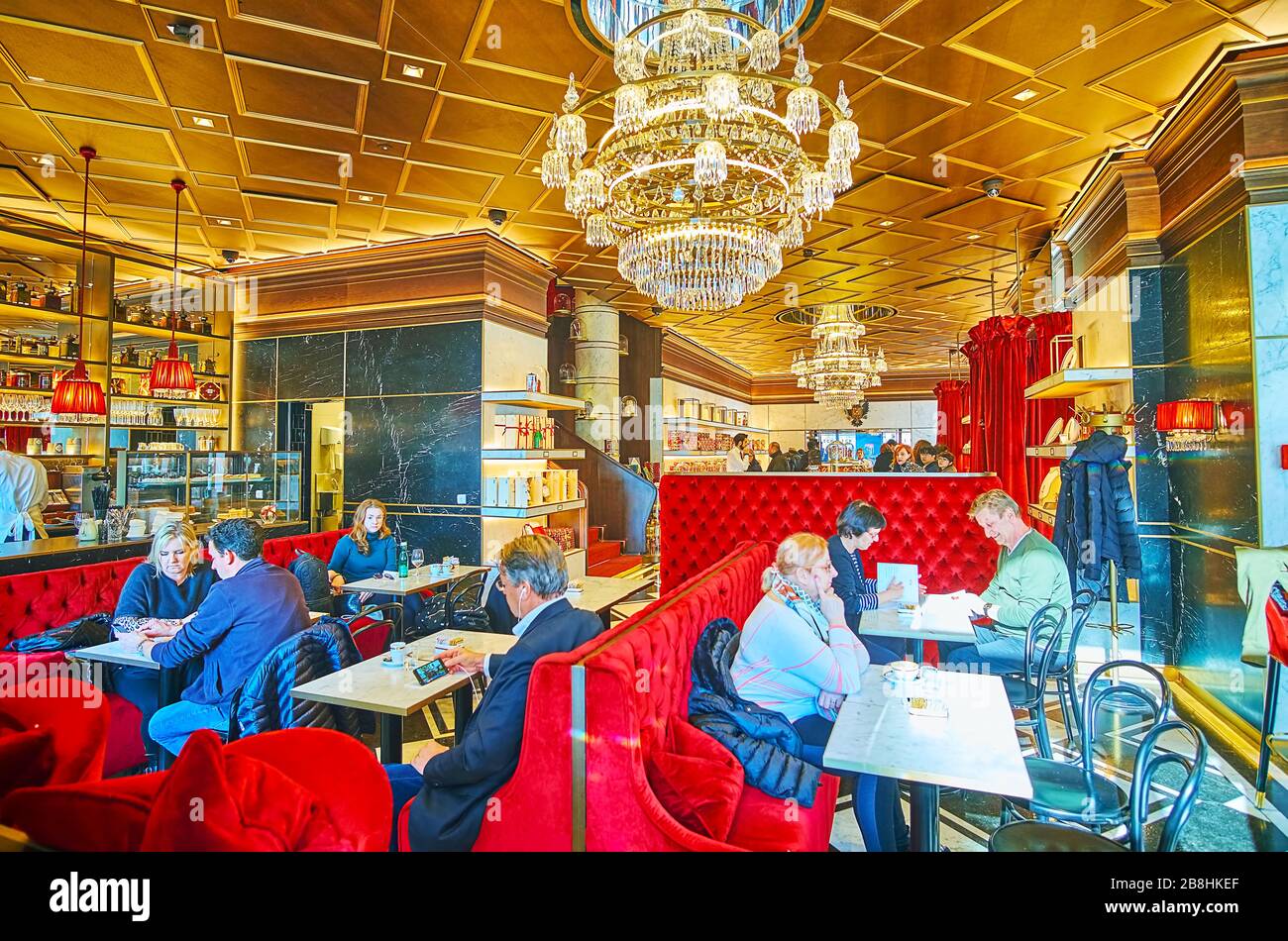 Crowded bar interior hi-res stock photography and images - Alamy