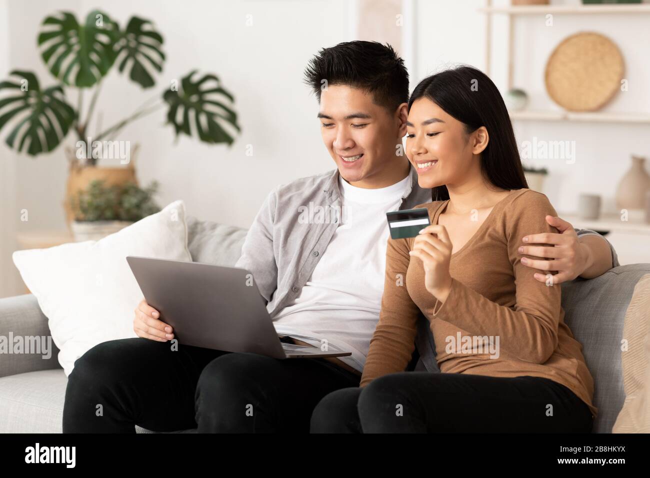 Filipino family computer hi-res stock photography and images - Alamy