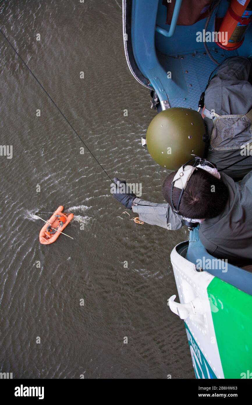 People helping after disaster hi-res stock photography and images - Alamy