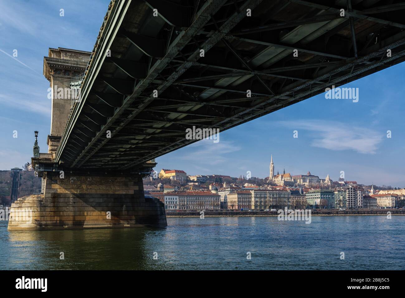 The chain bridge in the Hungarian capital Budapest Stock Photo - Alamy