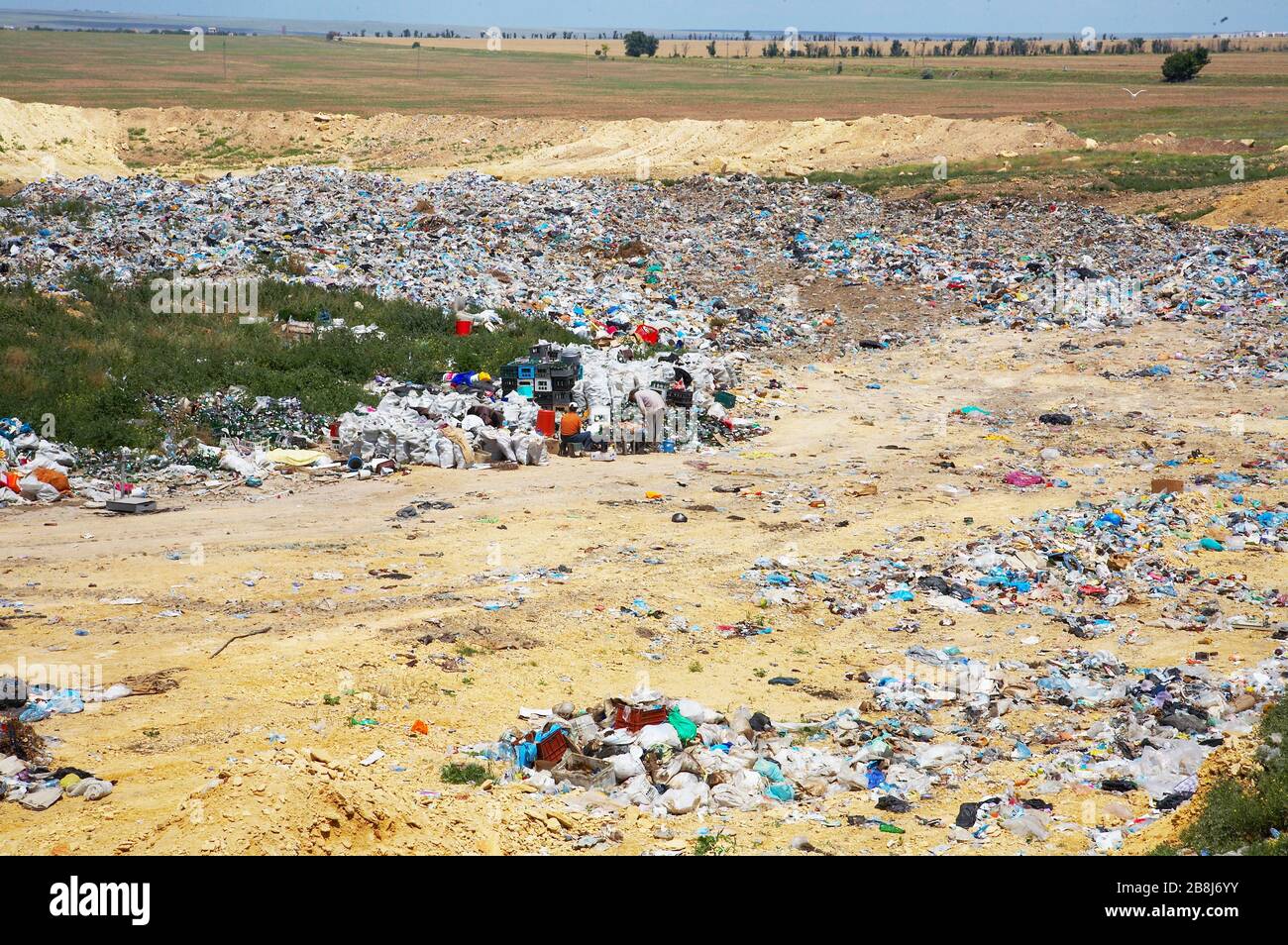 Rubbish dump and piople on it Stock Photo - Alamy