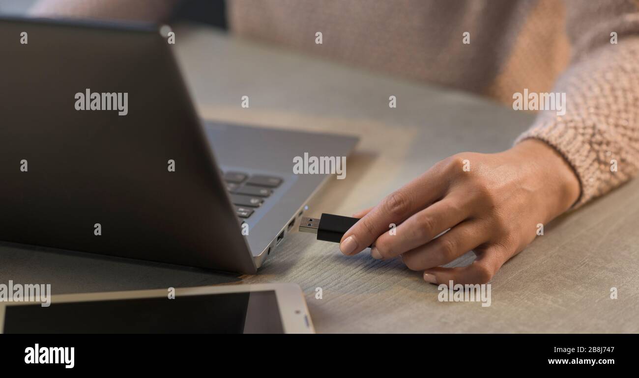Laptop plugging usb hi-res stock photography and images - Alamy