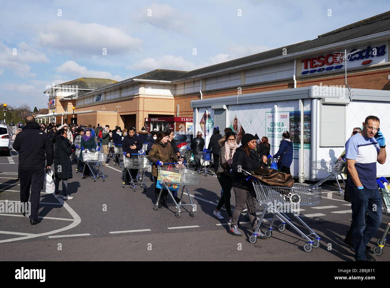 People queue at a tesco extra in osterley hi-res stock photography and ...