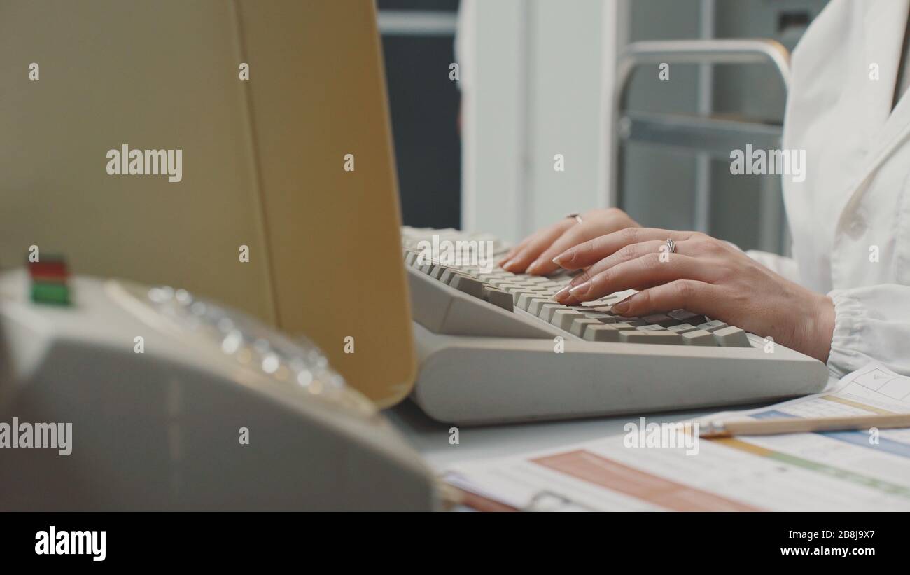 Woman scientist lab coat retro hi-res stock photography and images - Alamy