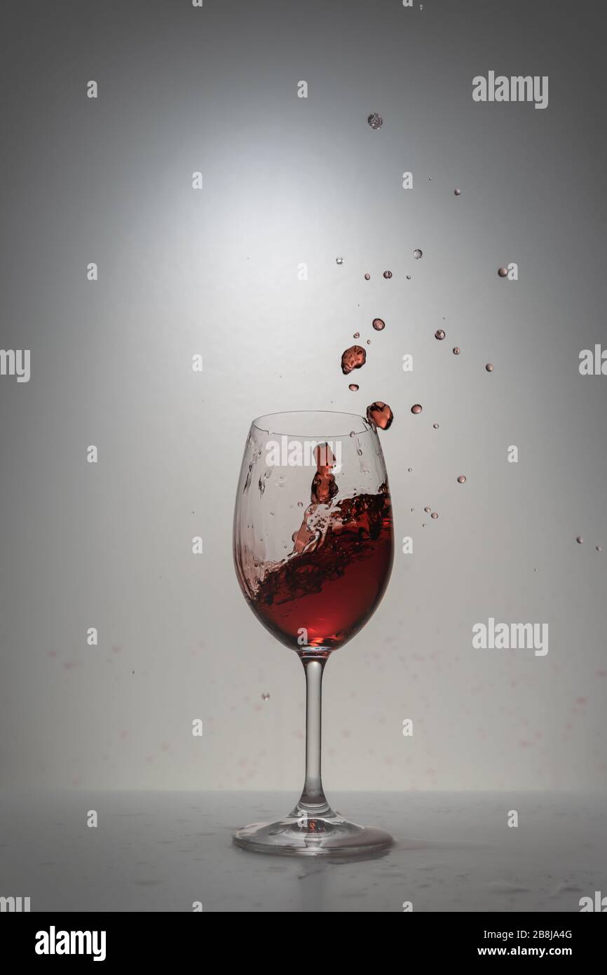 red wine splash in a red wine glass Stock Photo - Alamy