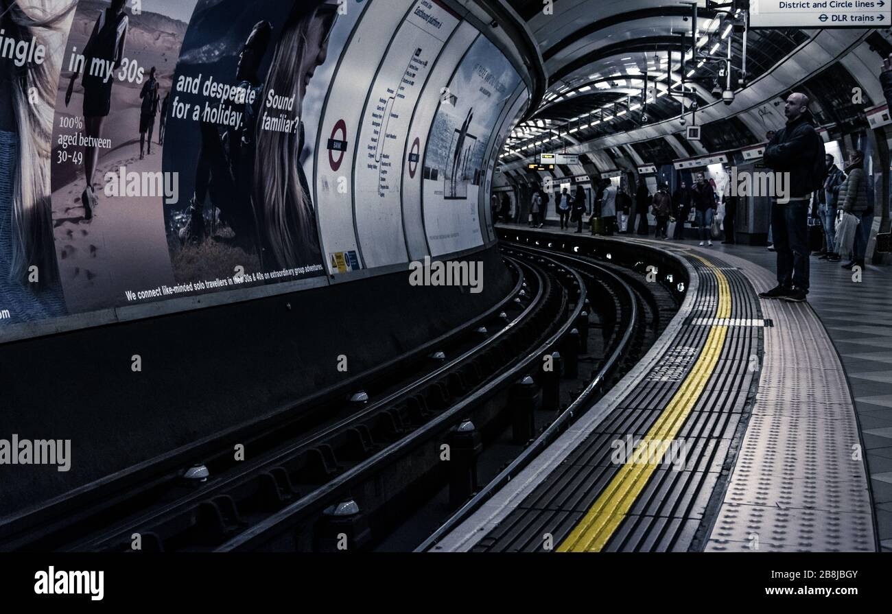 London Underground station with a curve. Curved train platform. Bank ...