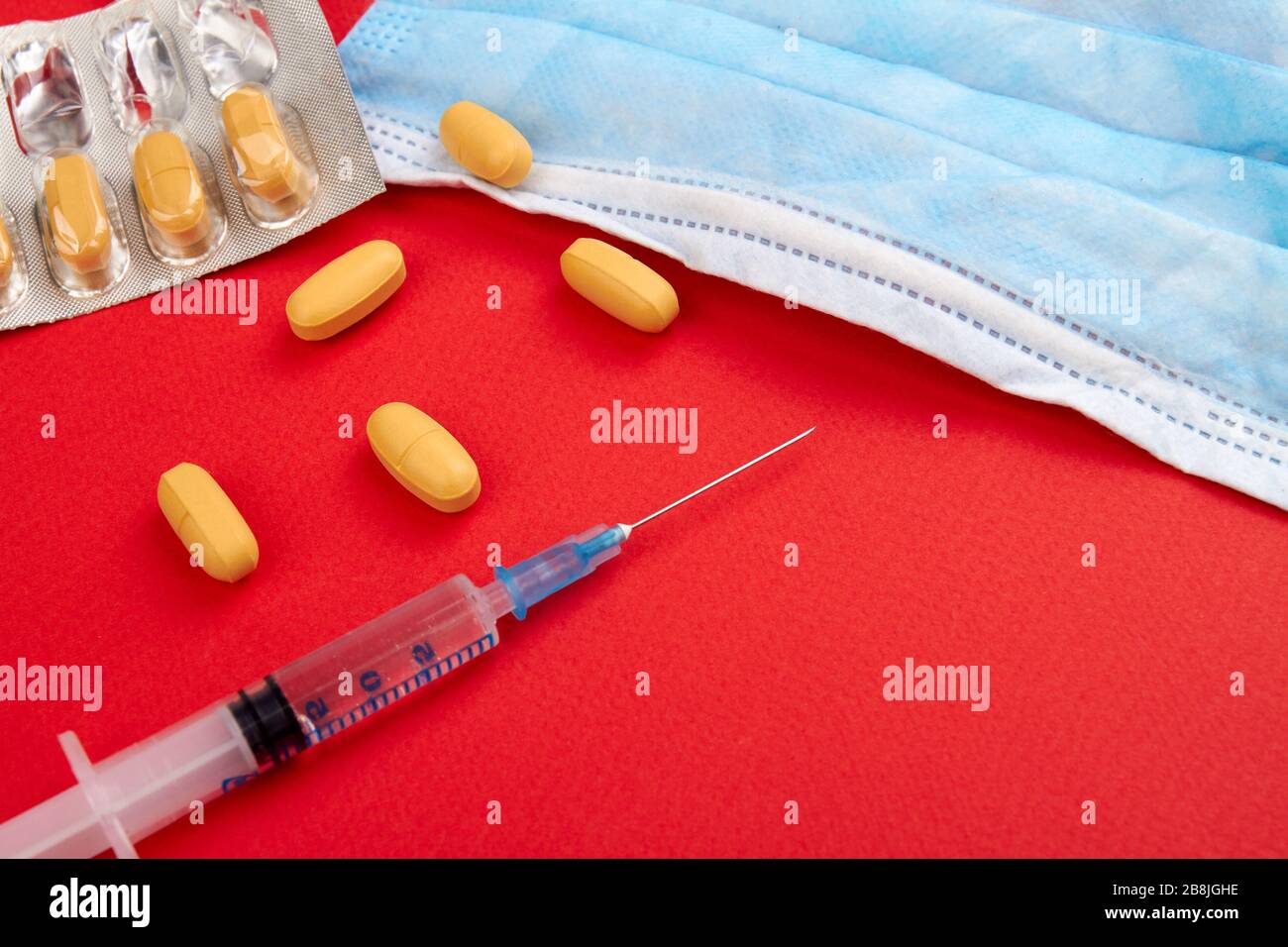 Heap medical tablets syringe hi-res stock photography and images - Alamy