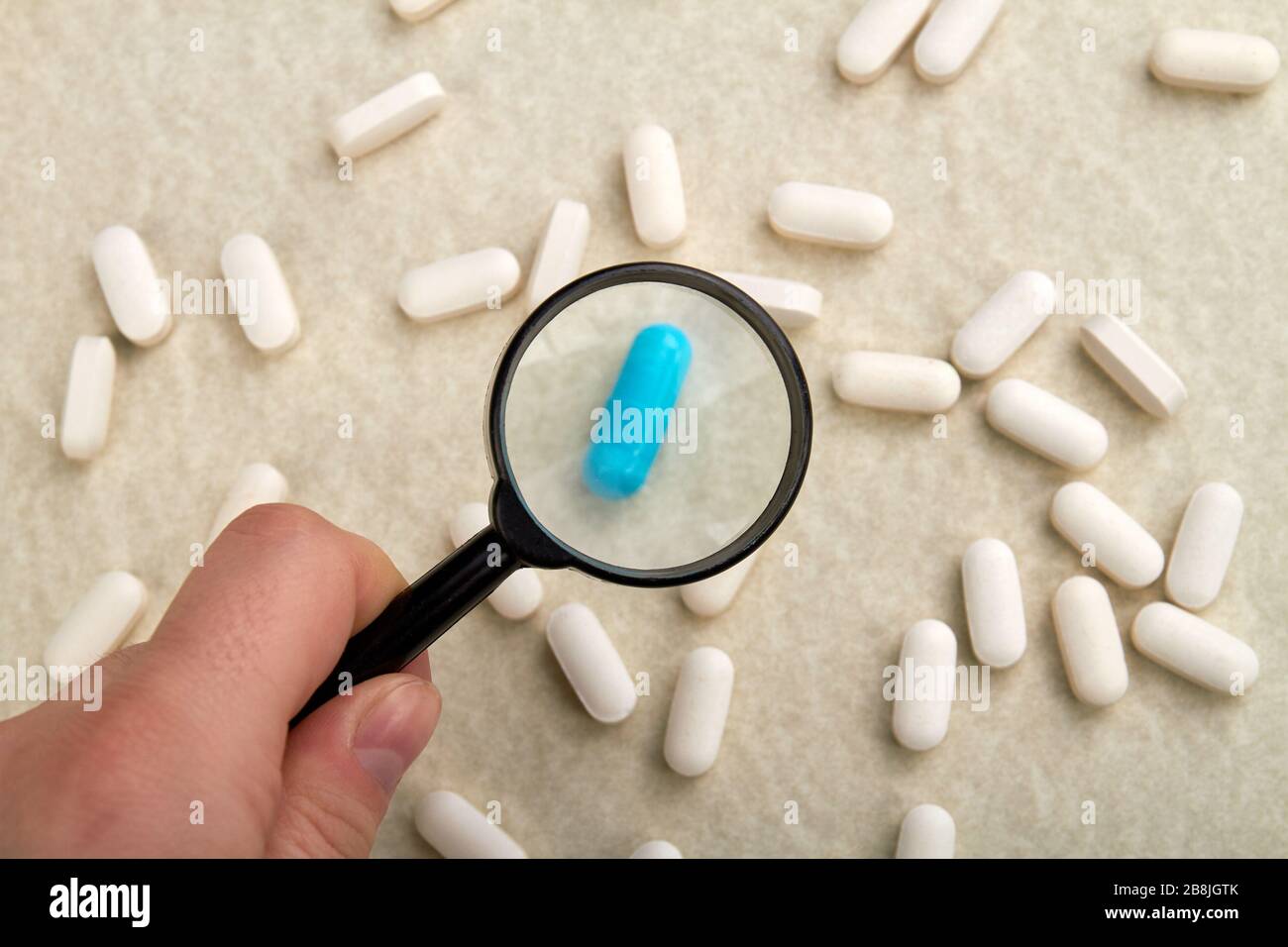 Zooming glass hi-res stock photography and images - Alamy