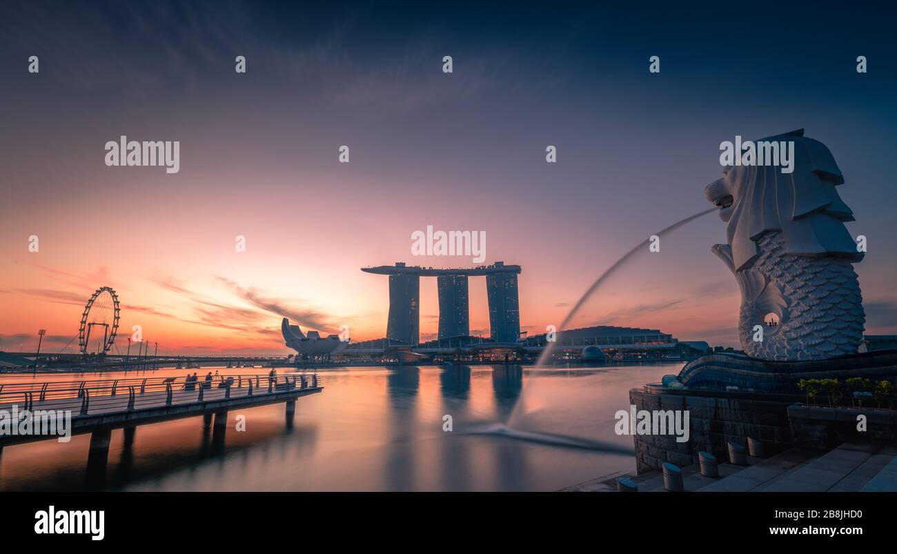 The merlion and marina bay sands hi-res stock photography and images ...
