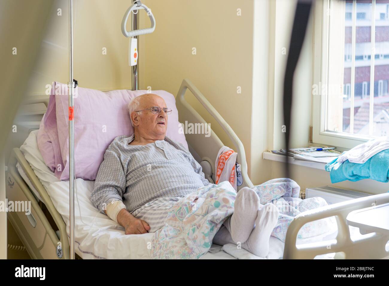 Elderly man in hospital bed hi-res stock photography and images - Alamy