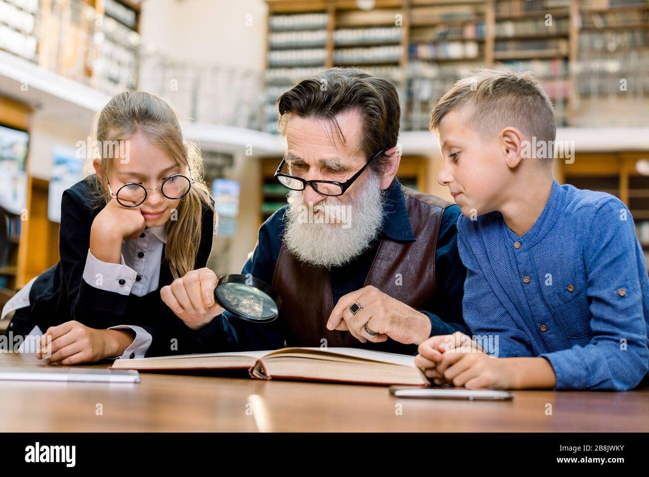Grandfather telling story hi-res stock photography and images - Alamy