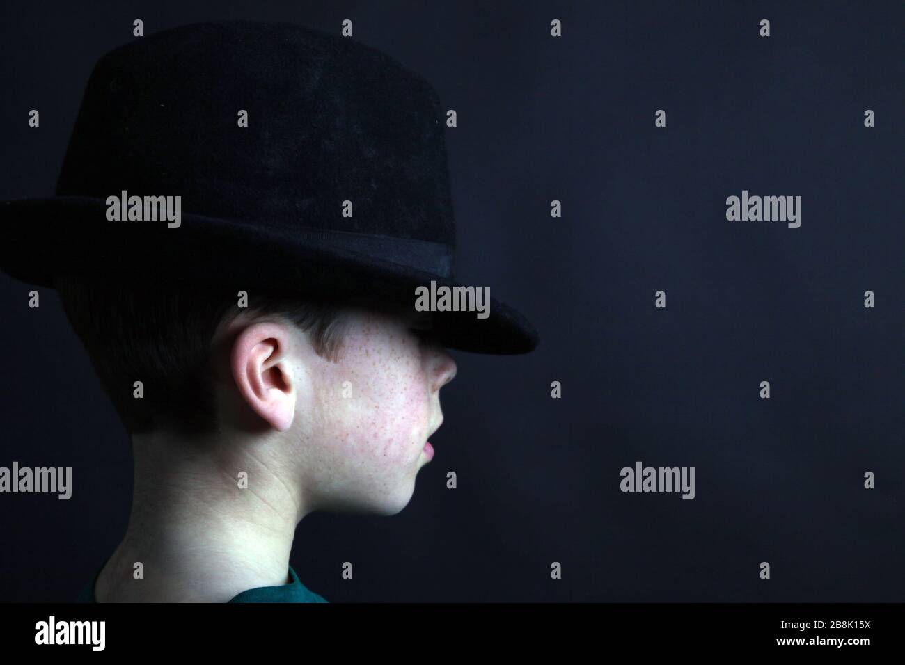 Side profile man wearing hat hi-res stock photography and images - Alamy