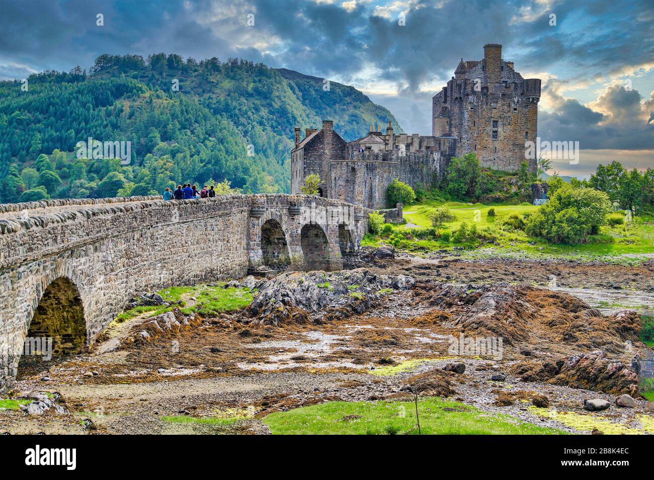 Scottish castle entrance hi-res stock photography and images - Alamy