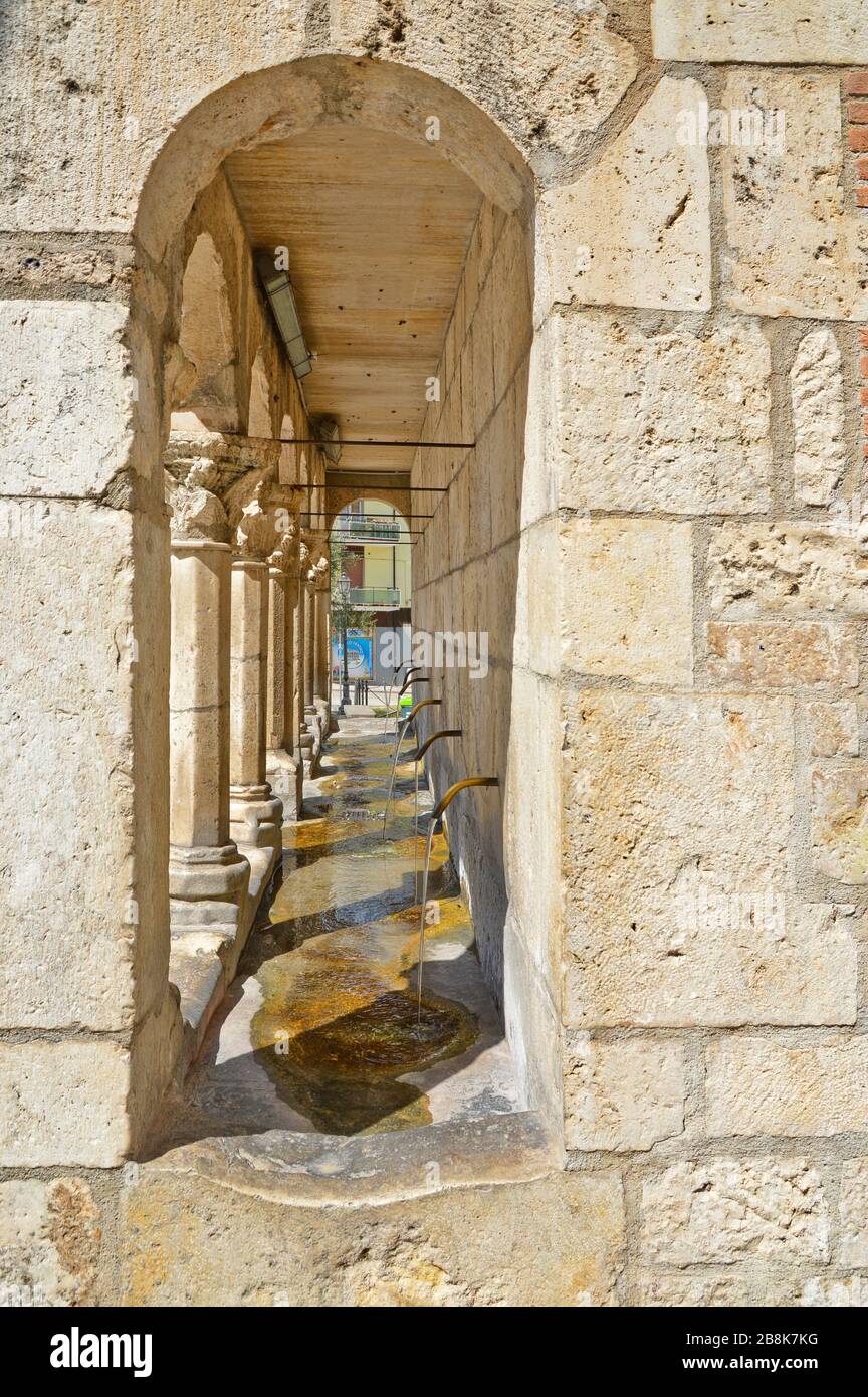 Ancient roman fountain hi-res stock photography and images - Alamy