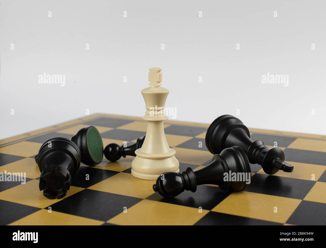 Winner white king loser black figures on the chessboard Stock Photo - Alamy