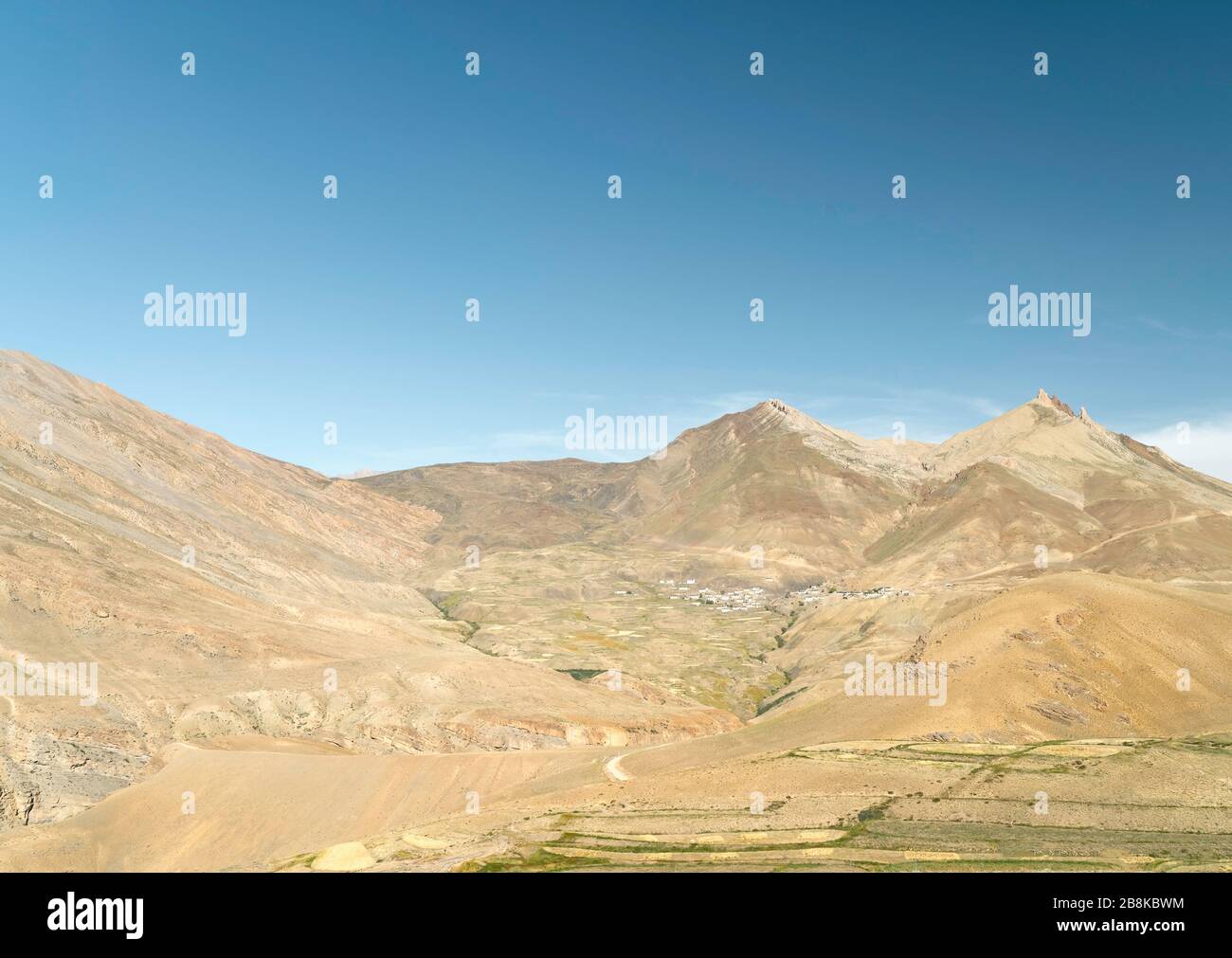 High desert scenery near fields hi-res stock photography and images - Alamy