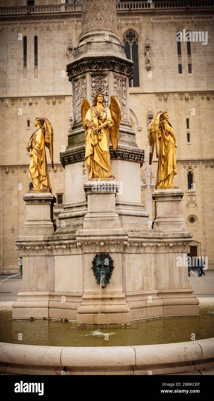 Mary column golden angels hi-res stock photography and images - Alamy