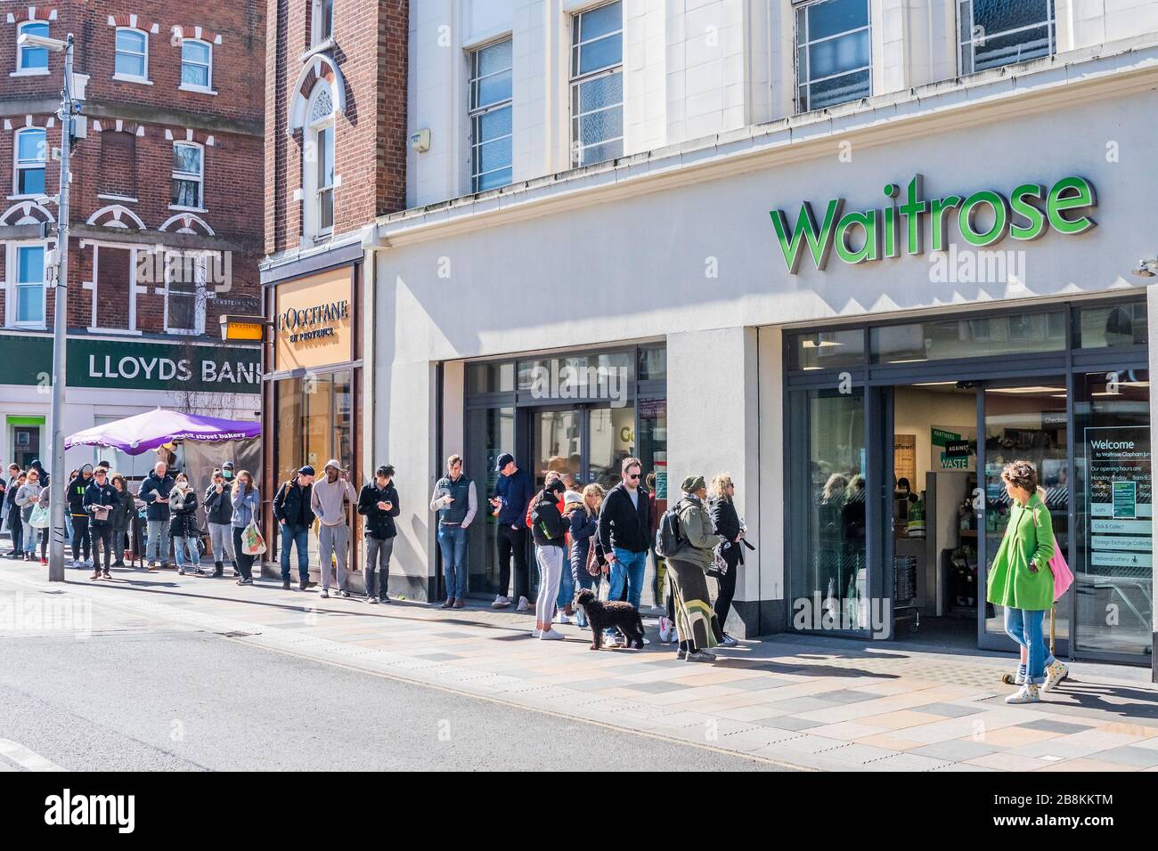 Supermarket staff at risk hi-res stock photography and images - Alamy