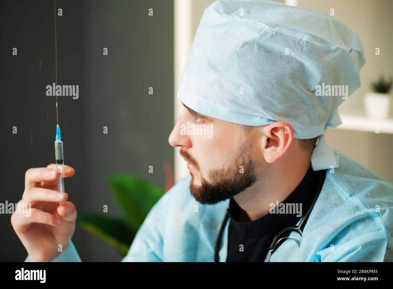 Doctor comes into solution for injection in syringe Stock Photo - Alamy