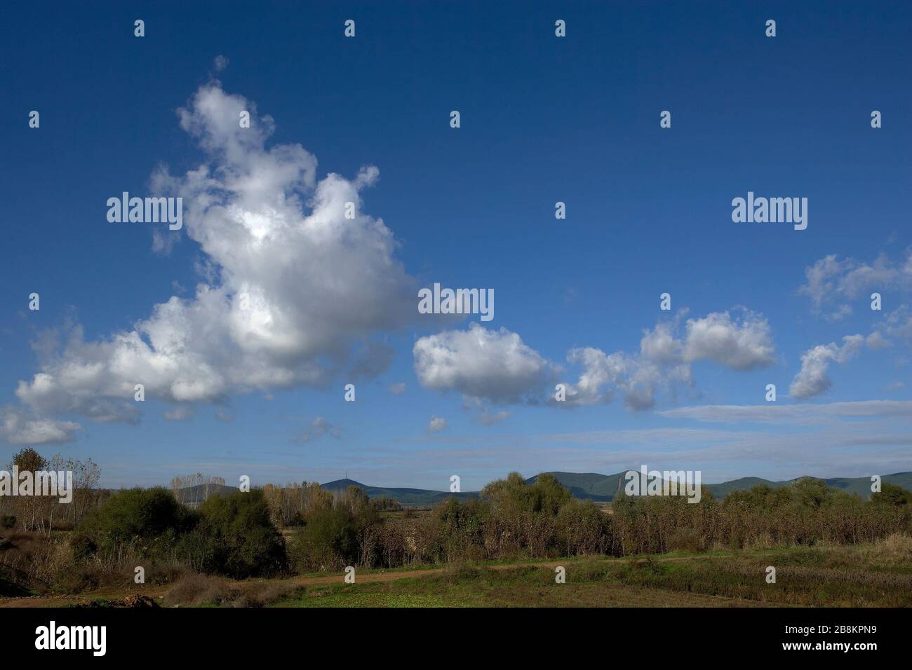 Sparse clouds hi-res stock photography and images - Alamy