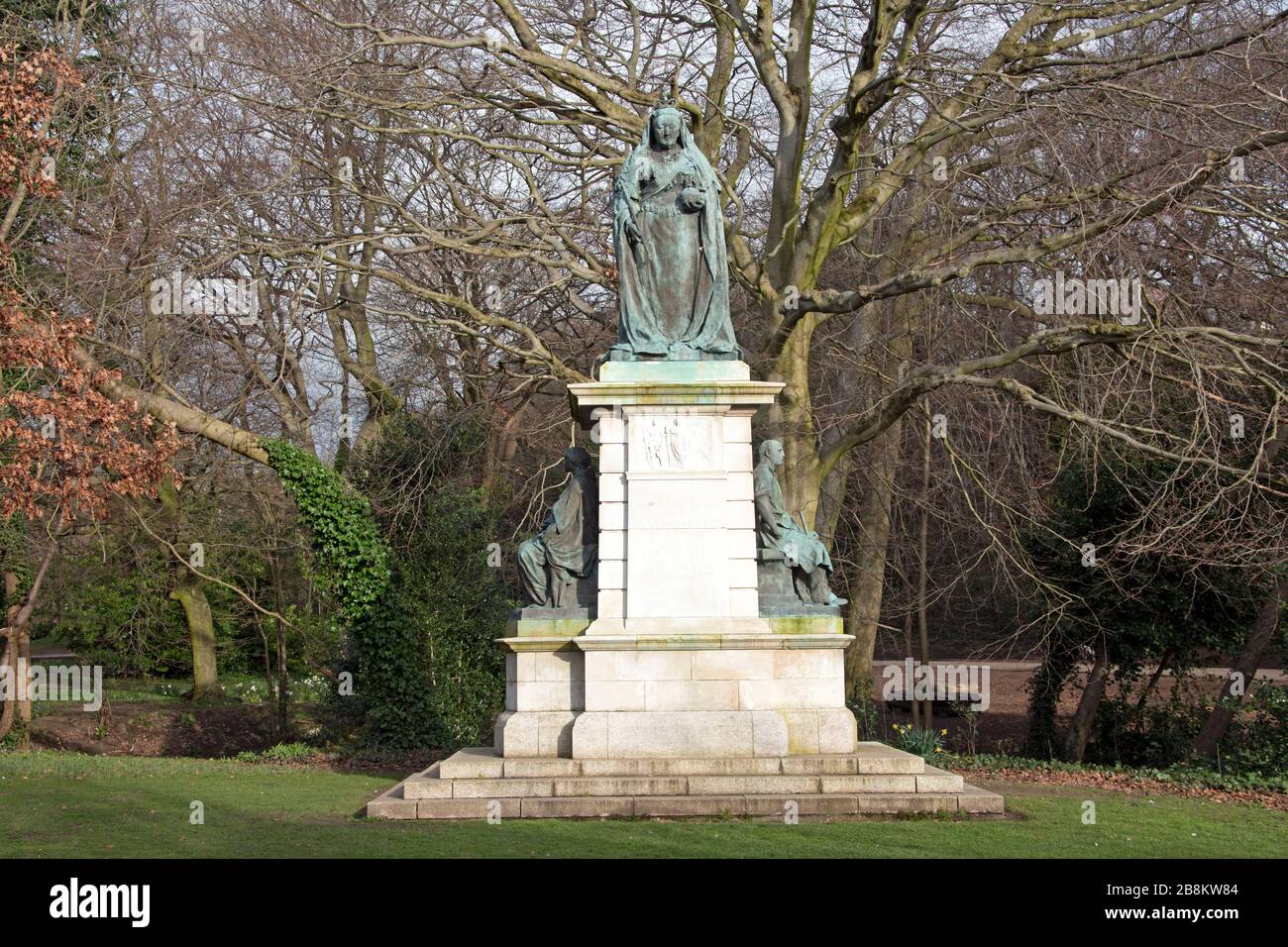 Queen Victoria bronze statue on stone plinth, 1905, Endcliffe Park ...