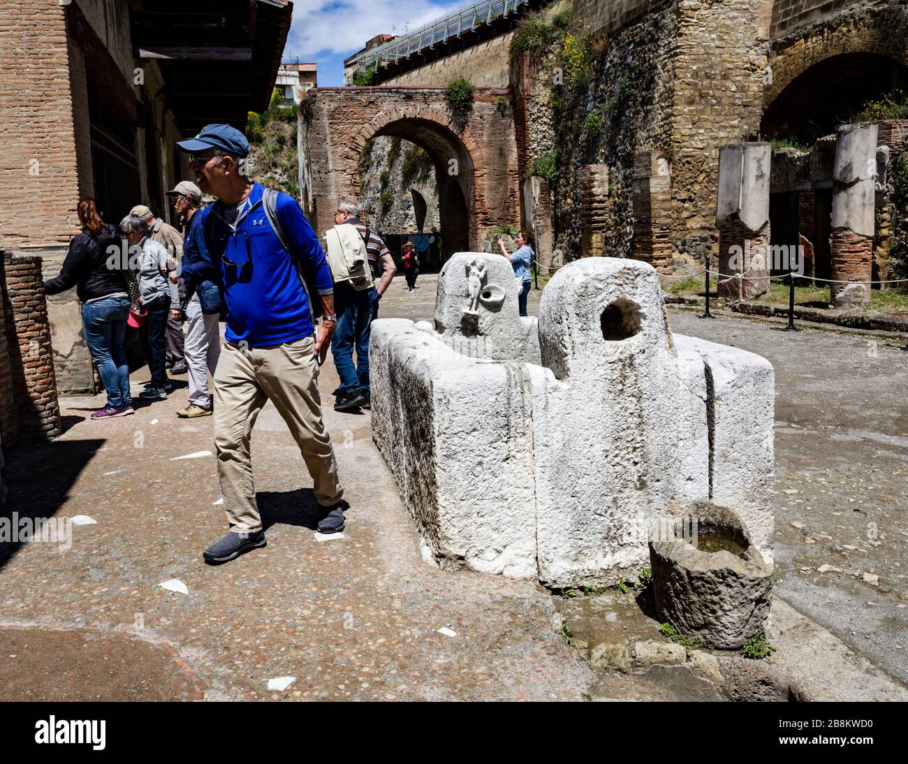Ancient water well hi-res stock photography and images - Alamy